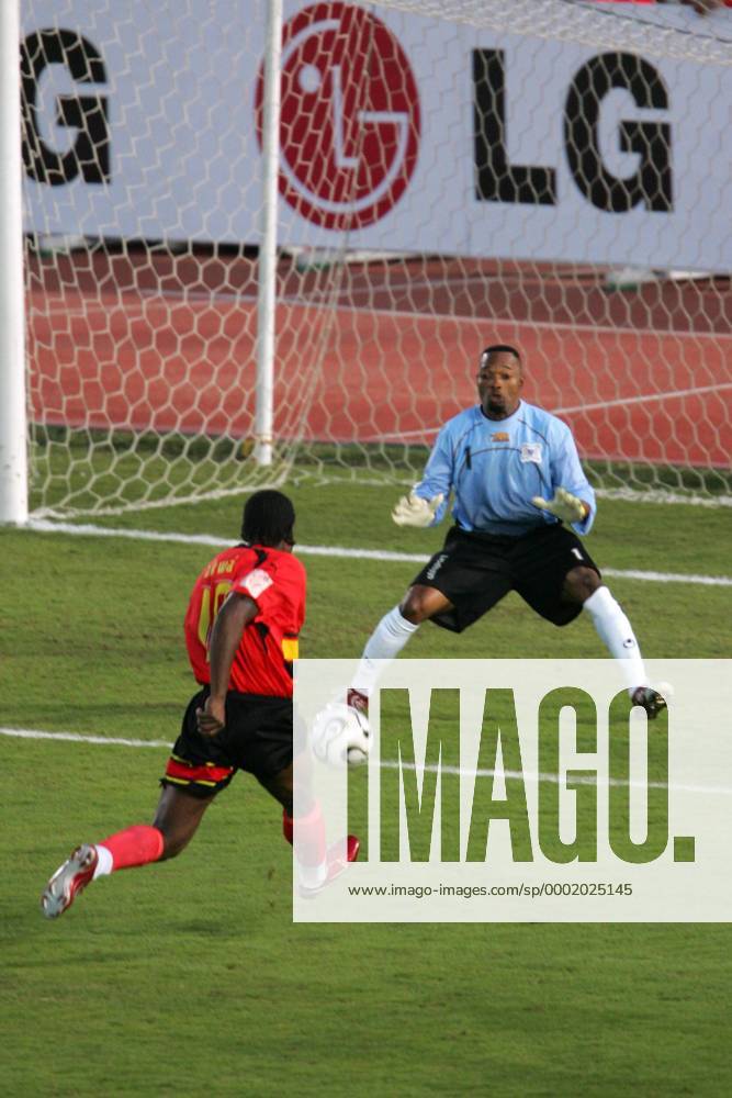 Akwa (Angola) gegen Torwart Pascal Kalemba (Kongo) - Fußball Herren ...