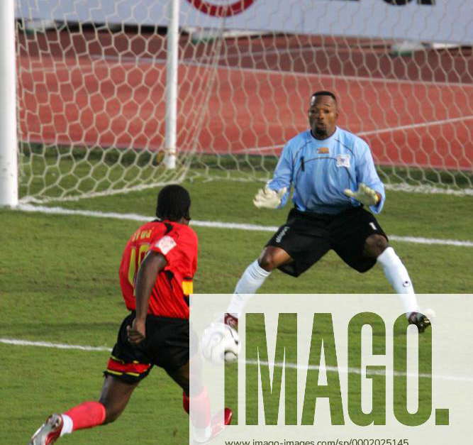 Akwa (Angola) gegen Torwart Pascal Kalemba (Kongo) - Fußball Herren ...