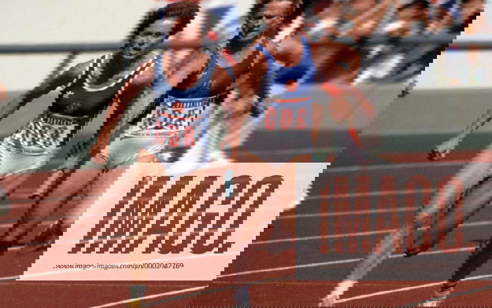 4 x 100 Meter Endlauf: Marlies Göhr (li.) übernimmt den Stab von Ingrid ...