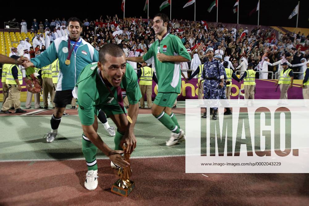 Westasienmeister Irak jubelt vor dem Fanblock - Emad Mohammed Ridha ...