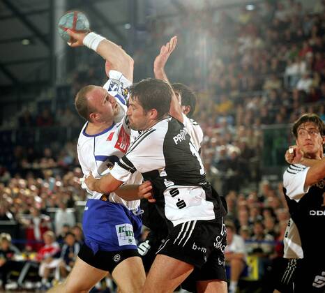 Andrej Kurchev - Torwurf gegen Filip Jicha Handball 1. BL Herren Saison ...
