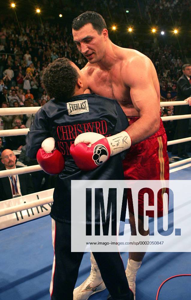 Große Geste: IBF und IBO Weltmeister Wladimir Klitschko nimmt die ...