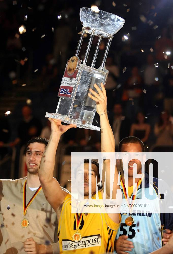 Demond Greene mit der Siegertrophäe, Stephen Arigbabu (re.) und Matej ...