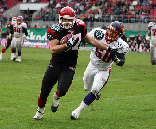 Tight End Trent Smith gegen Cornerback Justin Perkins American Football ...