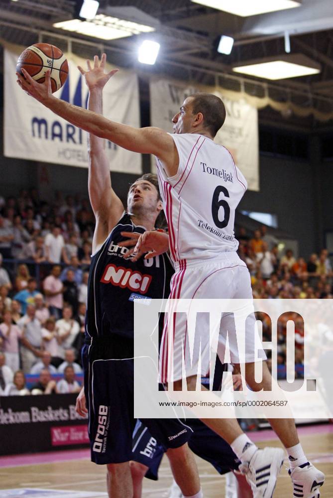 Ivan Tomeljak (Bonn, re.) - Korbwurf gegen Timothy Begley (Bamberg ...