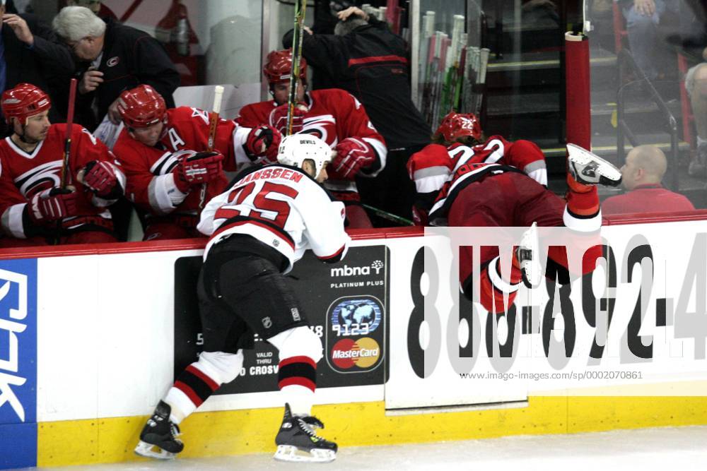 Cam Janssen (New Jersey Devils, li.) checkt Mike Commodore (Carolina ...