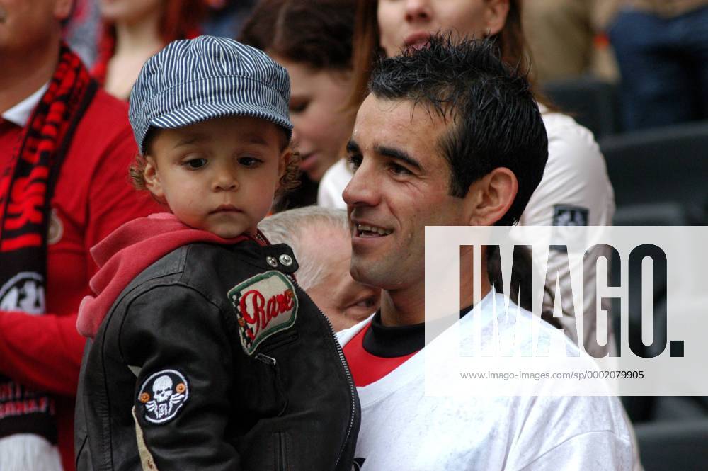 Francisco Copado (Frankfurt) mit Sohn Lucas Fußball 1. BL Herren Saison ...