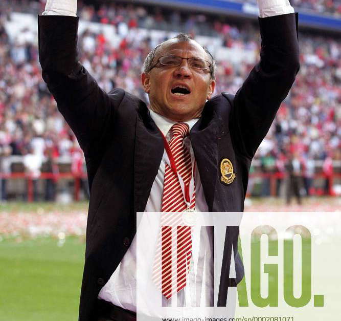 Trainer Felix Magath (Bayern) präsentiert die Meisterschale Fußball 1 ...