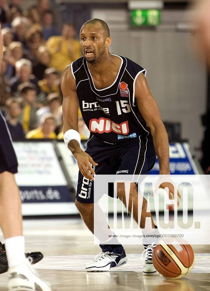 Derrick Phelps (Bamberg) am Ball Basketball 1. BL Herren BBL 2005 2006 ...
