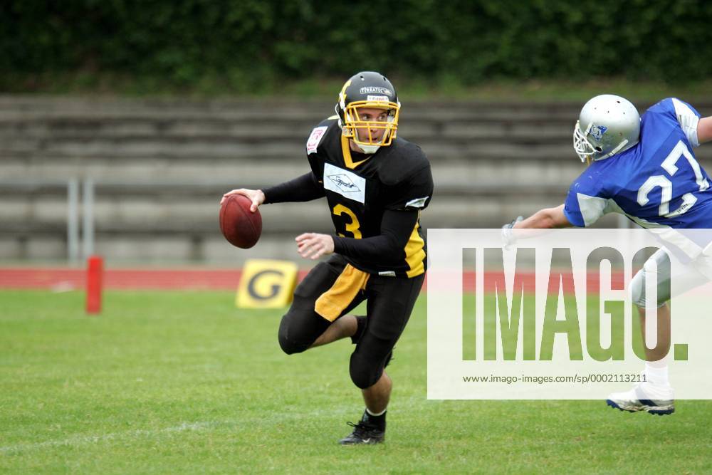 Quarterback Duane Corlett entwischt Defensive Back Sebastian Lucas ...
