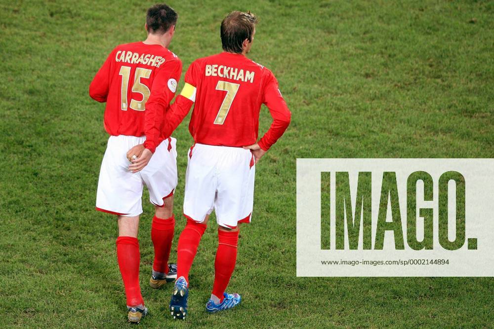 Jamie Carragher (li.) und David Beckham (beide England) schlendern über ...