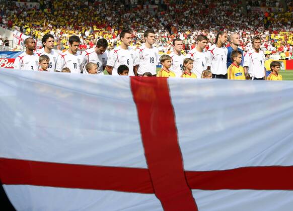 Mannschaftsvorstellung England, v.li.: Ashley Cole, Sol Campbell ...