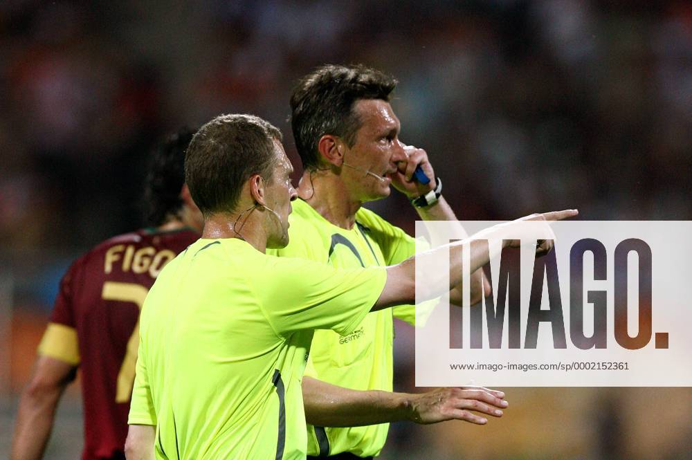 FIFA Schiedsrichter Valentin Ivanov (re.) im Gespräch mit Linienrichter ...