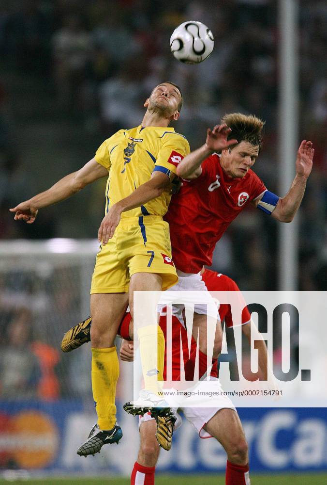 Andriy Shevchenko (Ukraine, li.) gegen Johann Vogel (Schweiz) Fußball ...