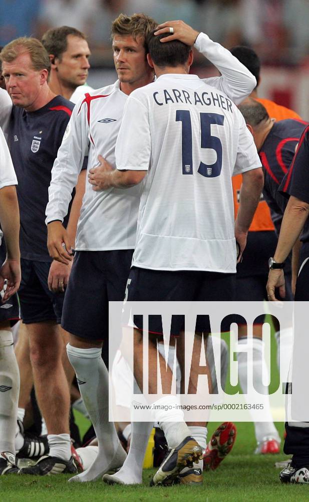 David Beckham (Mitte) tröstet Jamie Carragher, li. Co Trainer Steve ...