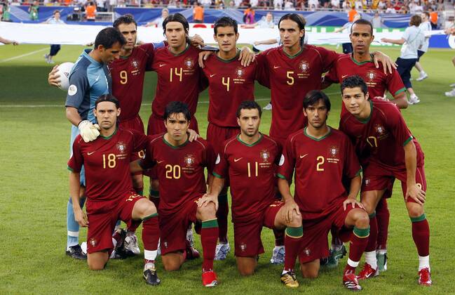 Mannschaftsfoto Portugal, hi. v. li.: Torwart Ricardo, Pauleta, Nuno ...