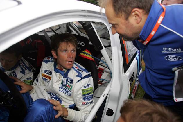 Marcus Grönholm im Gespräch mit Technikdirektor Christian Loriaux ...