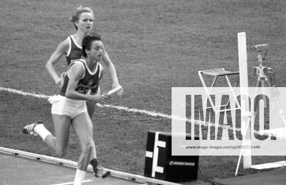 Brigitte Rohde (li.) wechselt auf Ellen Streidt (beide DDR ...