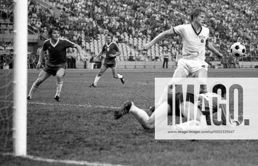 Hans Jürgen Riediger (hi.re., DDR) gegen Torwart Piotr Mowlik (Polen ...