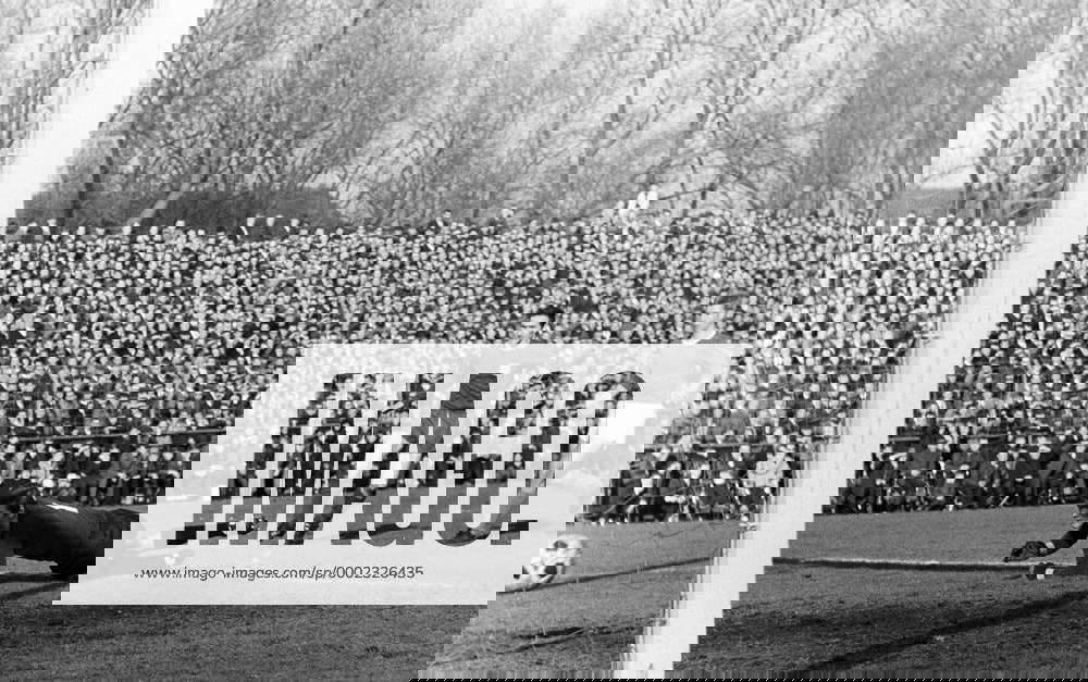 Torwart Norbert Nigbur (Schalke) muß gegen Rainer Ohlhauser (2.v.re ...