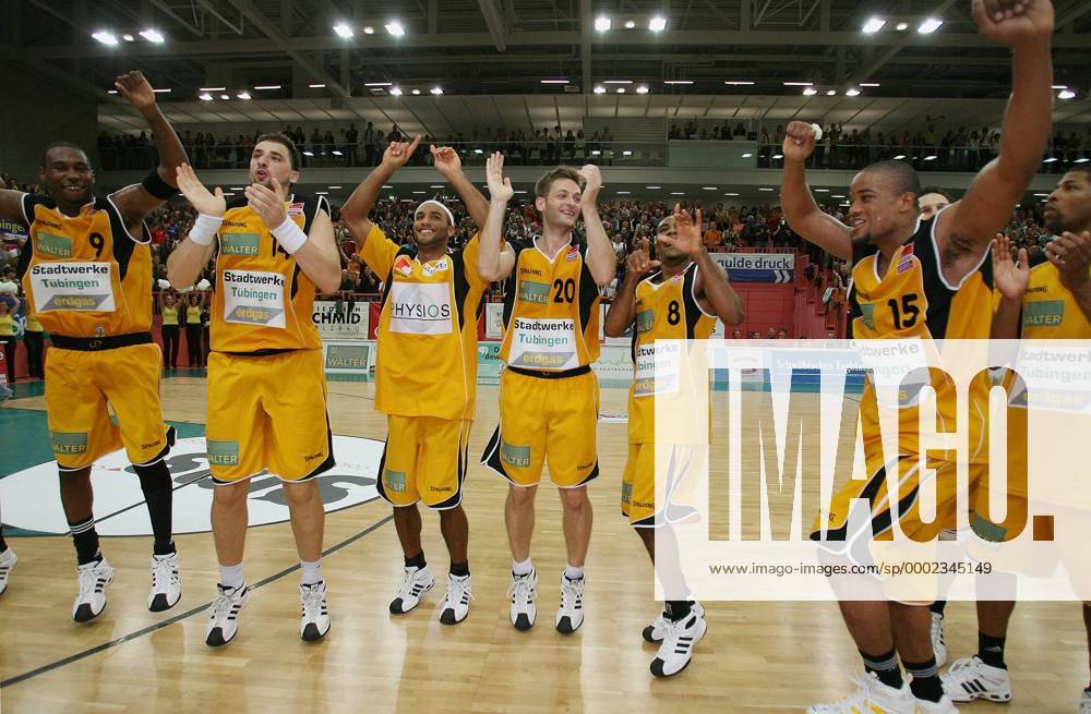 Schlussjubel Tübingen, v.li.: Jamaal Davis, Rasko Katic, Jay Thomas ...