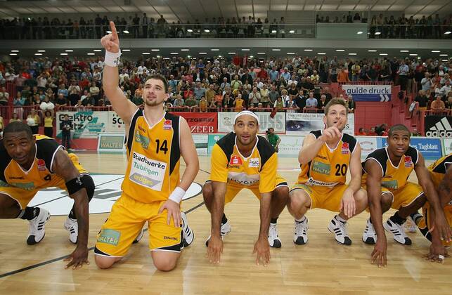 Schlussjubel Tübingen, v.li.: Jamaal Davis, Rasko Katic, Jay Thomas ...