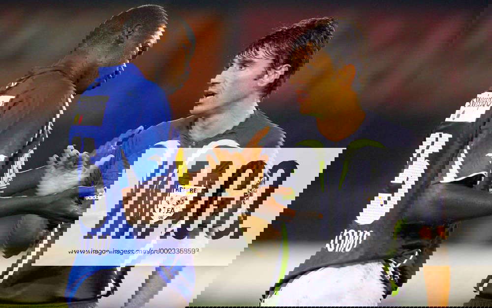 FIFA Schiedsrichter Massimo Busacca (re.) im Gespräch mit Lucien ...