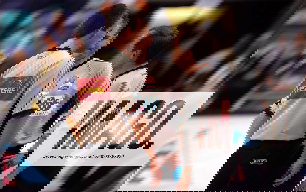 Die Schiedsrichter Julian Groll (Mitte), Moritz Reiter (li.) und Horst ...