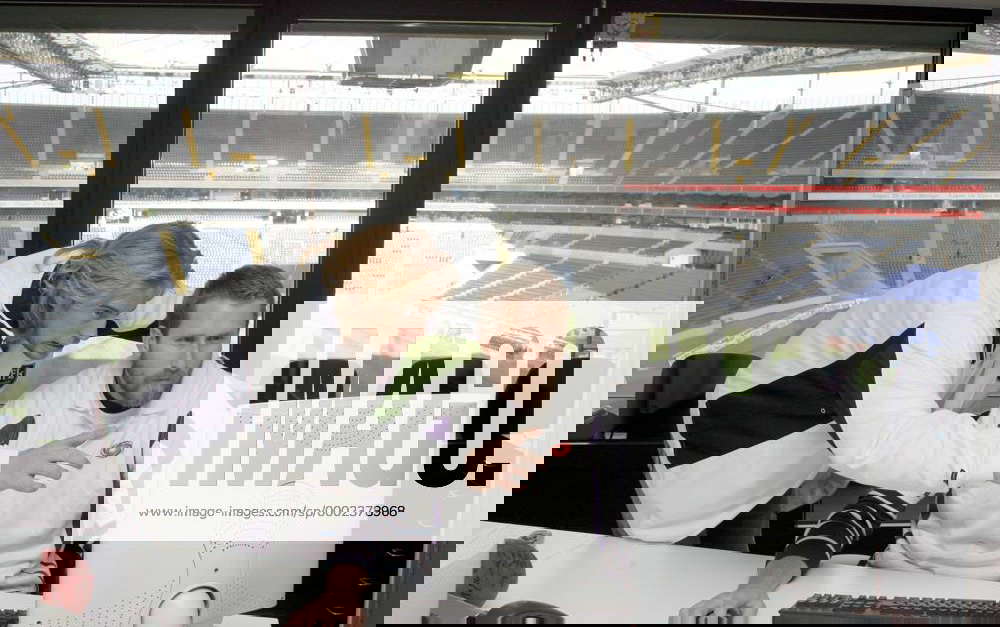 Aaron Hosack (re.) und J.R. Niklos (beide Frankfurt Galaxy) verrichten ...