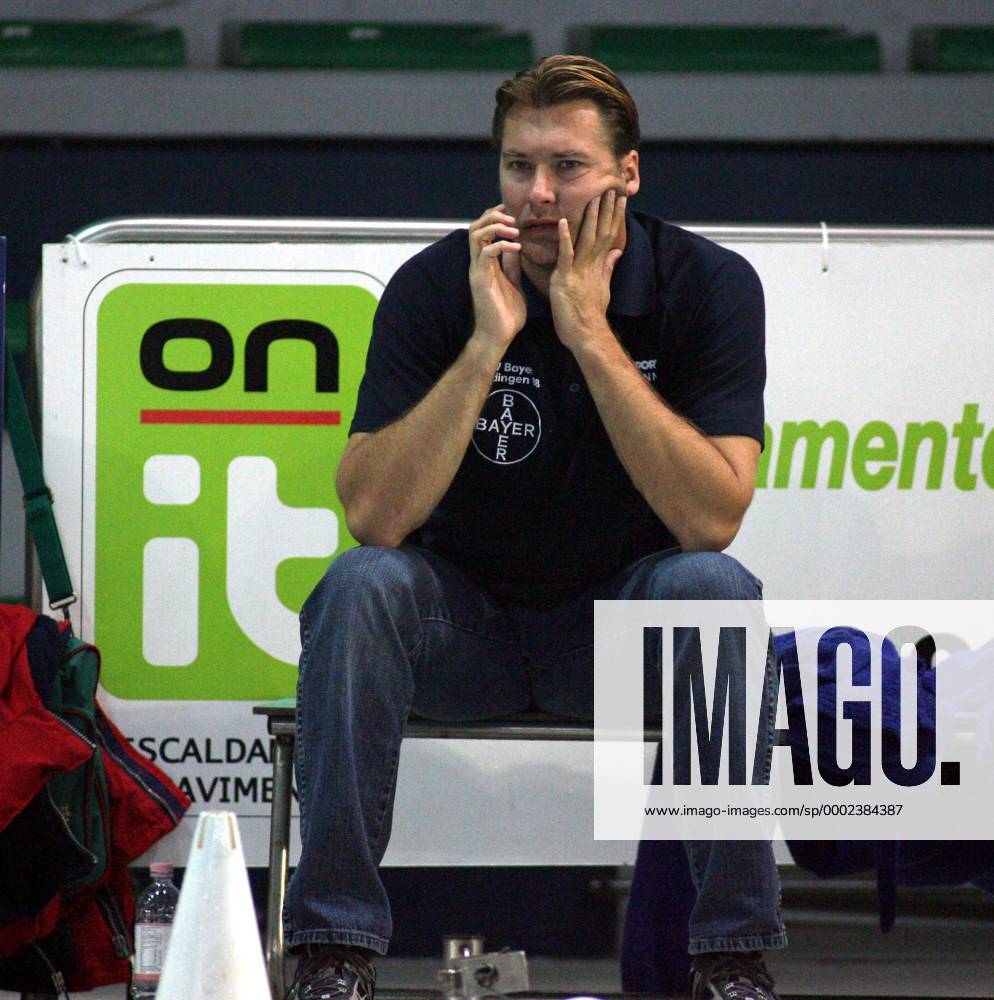 Trainer Rene Reimann (Uerdingen) nachdenklich auf der Bank - Wasserball ...