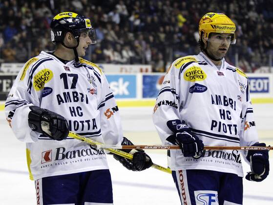 Hnat Domenichelli (li.) und Jean Guy Trudel (beide Ambri) präsentieren ...