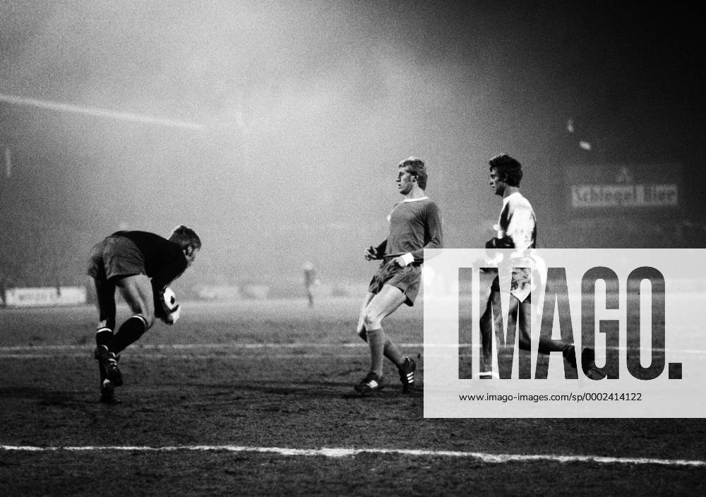 Torwart Norbert Nigbur hat den Ball sicher, Klaus Fichtel (Mitte, beide ...