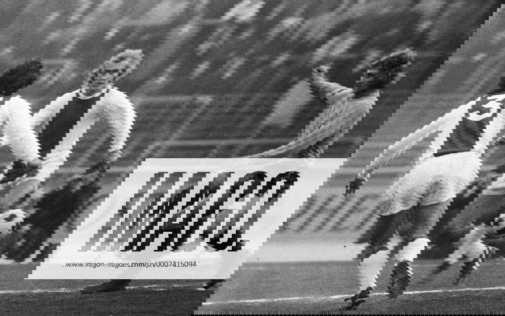 Dieter Herzog (re., Auswahl Gladbach Düsseldorf) gegen Horst ...