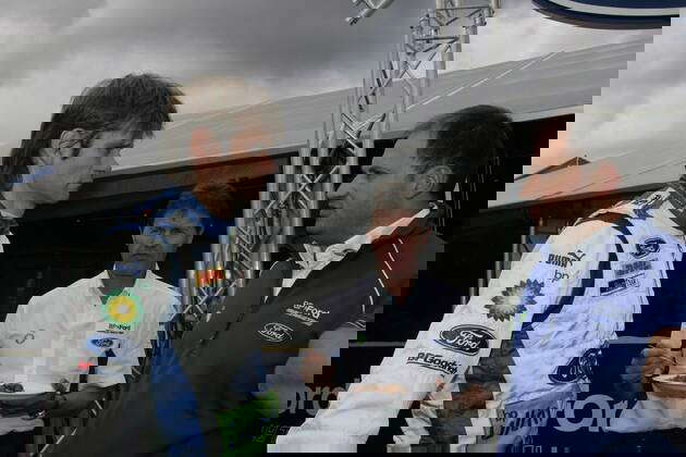 Marcus Grönholm (Finnland, li.) im Gespräch mit Technikdirektor ...