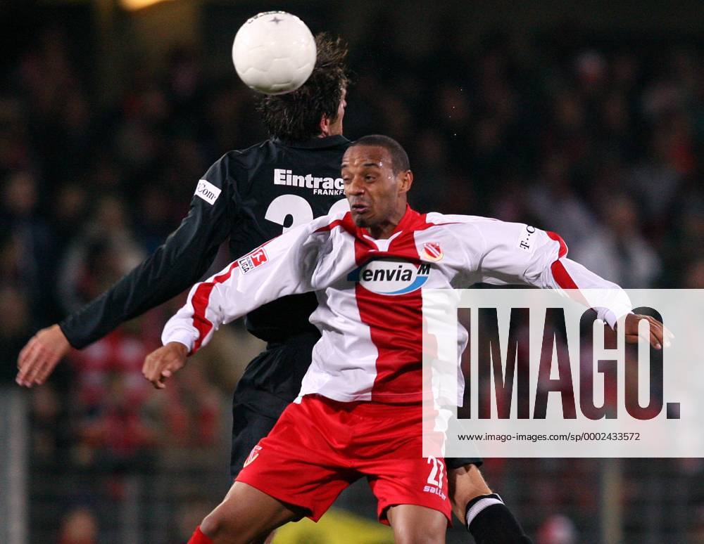 Daniel Gunkel (Cottbus, vorn) gegen Benjamin Huggel (Frankfurt) Fußball ...