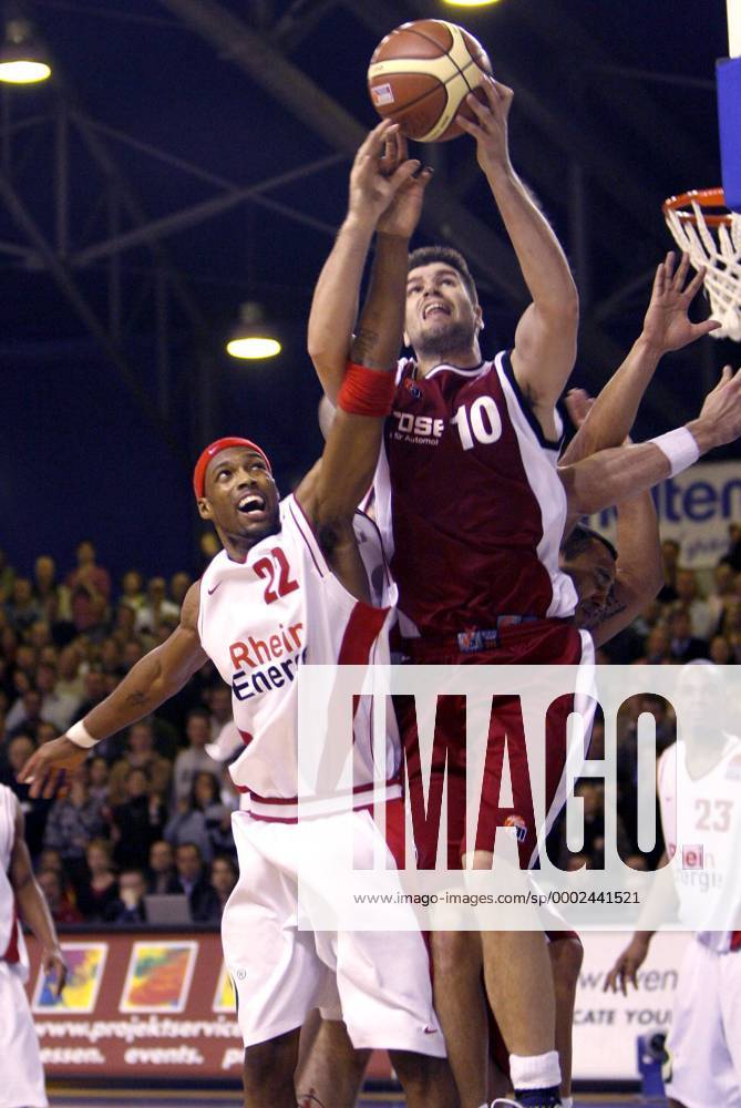 Darren Fenn (Bamberg, re.) gegen Marcus Faison (Köln) Basketball 1. BL ...