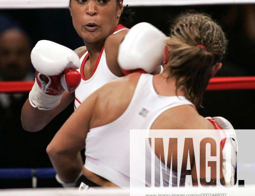 Laila Ali (li.) - Linke Gerade gegen Shelly Burton (beide USA ...