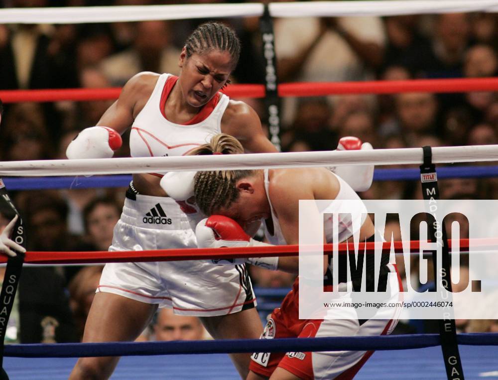 Laila Ali (li.) gegen Shelly Burton (beide USA) - Y (Icon33070410) Boxen Damen Frauenboxen