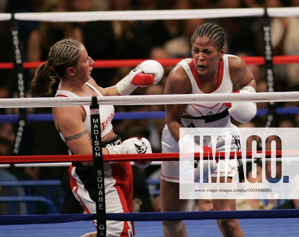 Laila Ali (re.) gegen Shelly Burton (beide USA) - (Icon33070415) Boxen ...