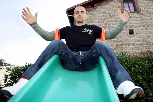 Torwart Jeremie Janot auf einer Rutsche - Fußball Herren Ligue 1 2006 ...