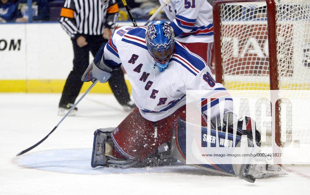 Goalie Kevin Weekes (New York Rangers) fixiert den Puck ...
