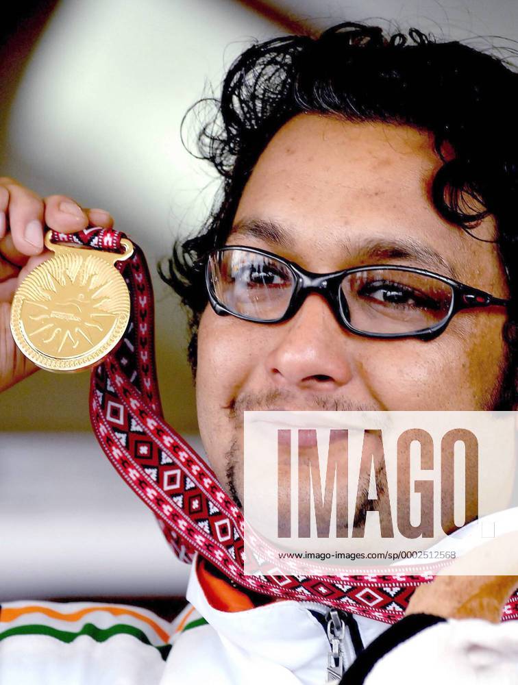 Jaspal Rana (Indien) präsentiert seine Goldmedaille für das 25 m ...
