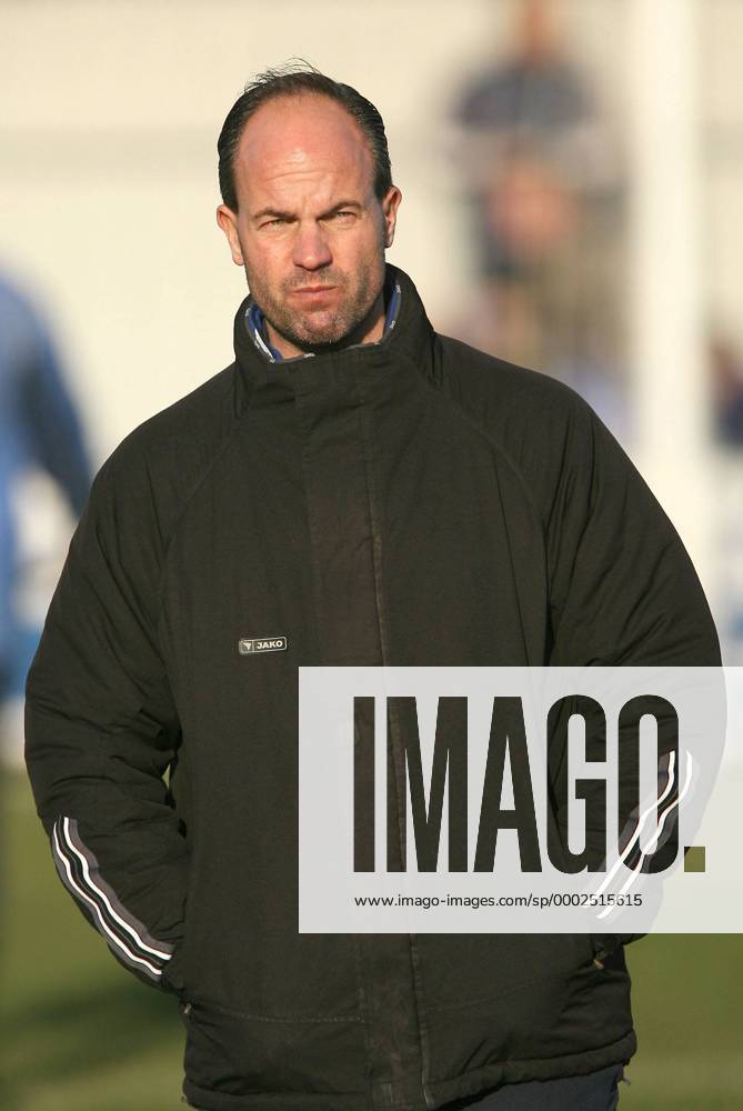 Trainer Marc Fascher (Emden) verkniffen Fußball Herren Regionalliga ...