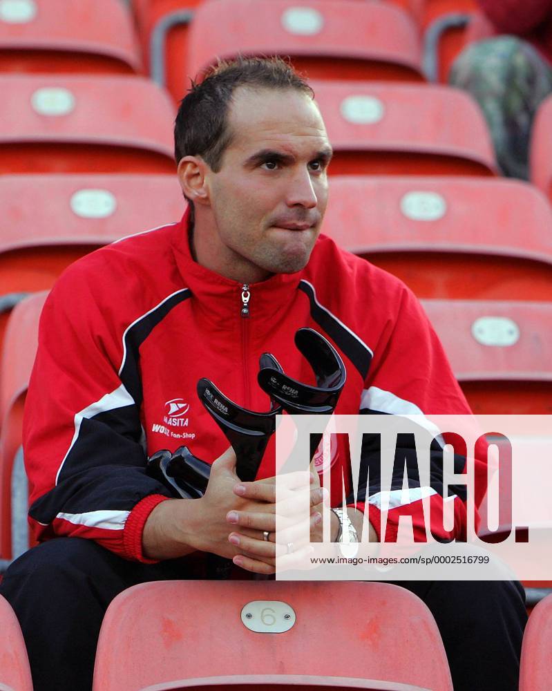 Manuel Endres (Halle) verletzt auf einem Sitzplatz Fußball Herren 2005 ...