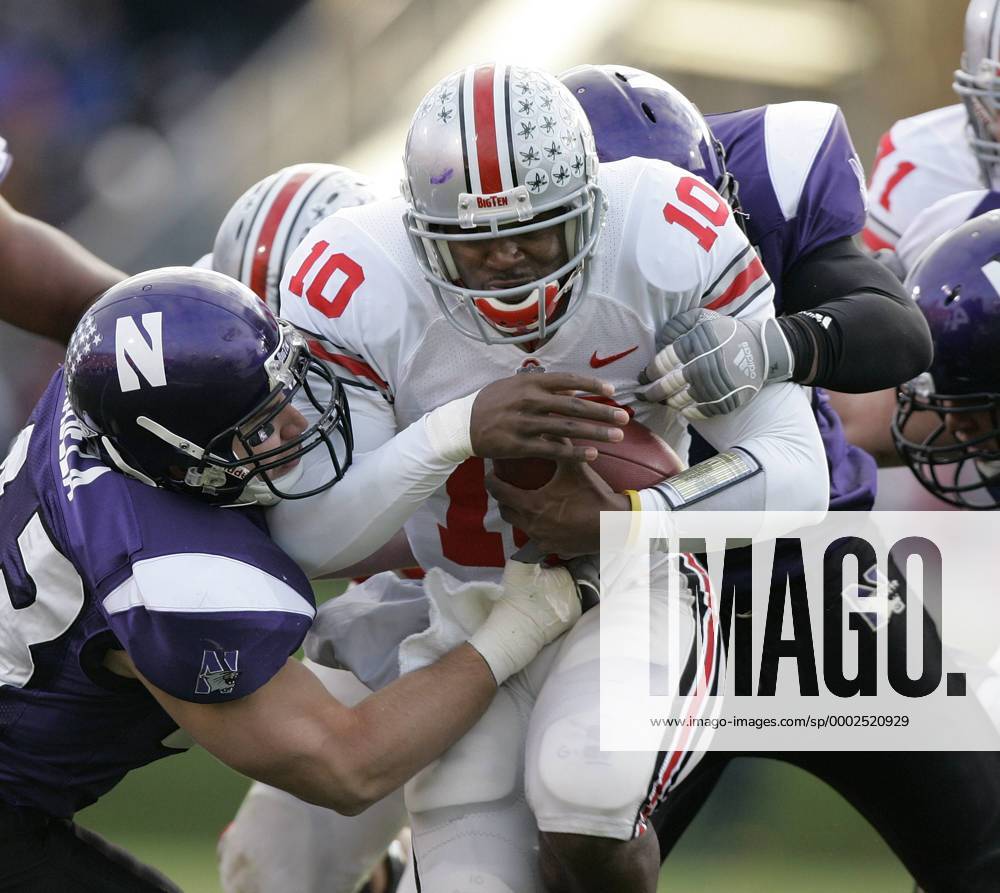 Troy Smith (Ohio State Buckeyes, re.) gegen Adam Kadela (Northwestern ...