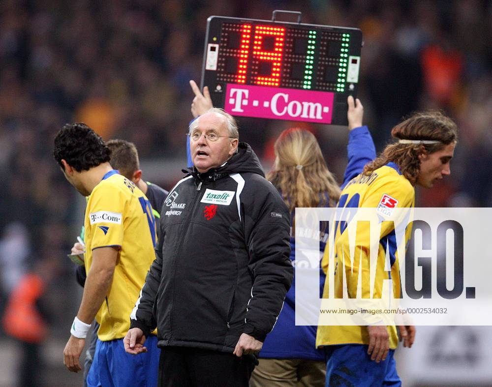 Trainer Willi Reimann (Mitte) bringt für Jan Tauer (re.) Ahmet Kuru ...