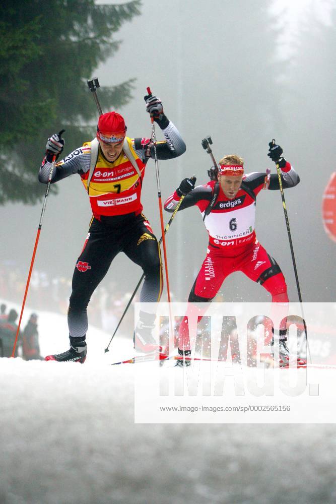 Michael Greis (Deutschland, li.) vor Matthias Simmen (Schweiz) Biathlon ...