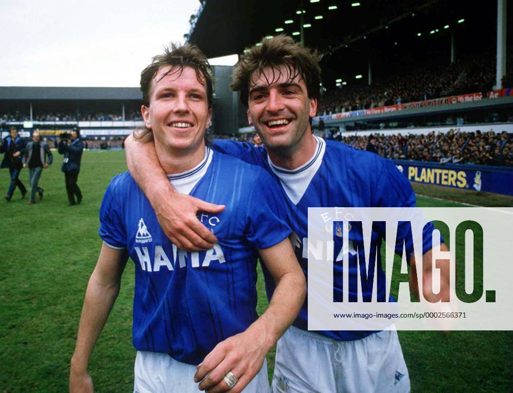 Trevor Steven (li.) und Kevin Ratcliffe (beide Everton) bejubeln die ...