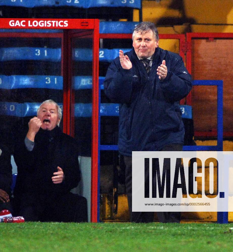 Trainer Paul Sturrock (Swindon Town, re.) klatscht - Fußball Herren ...