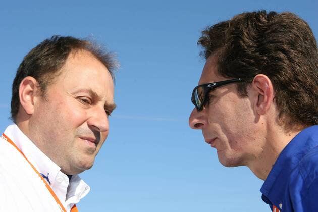 Technikdirektor Christian Loriaux (Ford, li.) im Gespräch mit ...